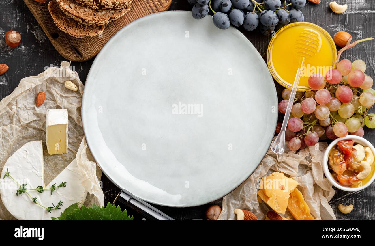 Round Plate blank or frame on grocery. Restaurant menu, template recipe ...
