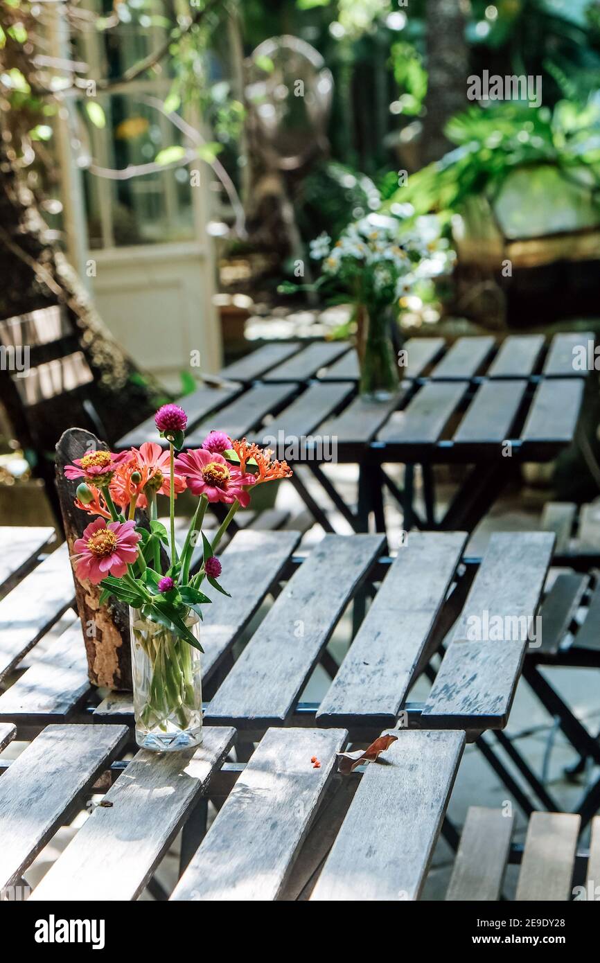Table setting for a garden lunch Stock Photo - Alamy