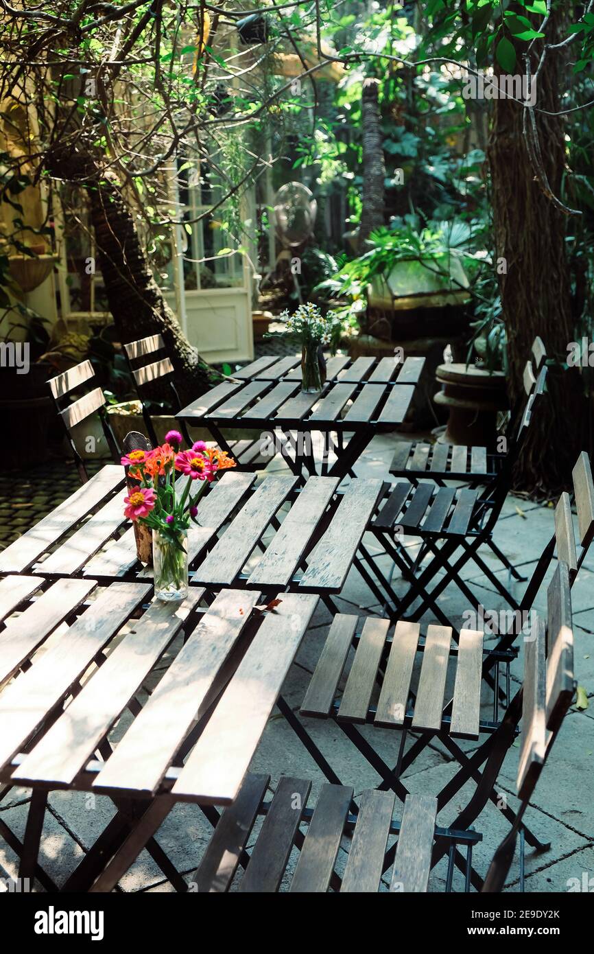 Table setting for a garden lunch Stock Photo - Alamy