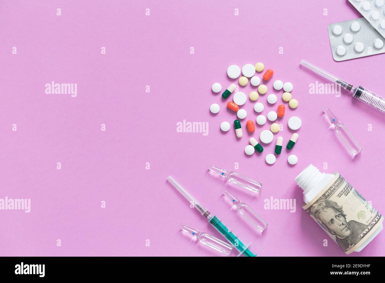 Packaging with variegated pills, ampulla and expendable syringe for ...