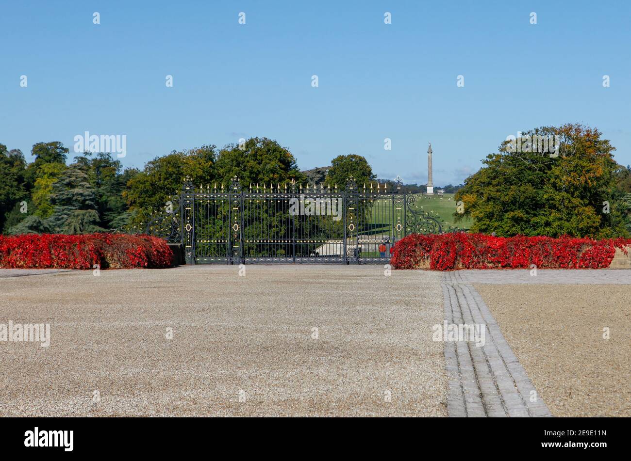 English mansion house gates hi-res stock photography and images - Alamy