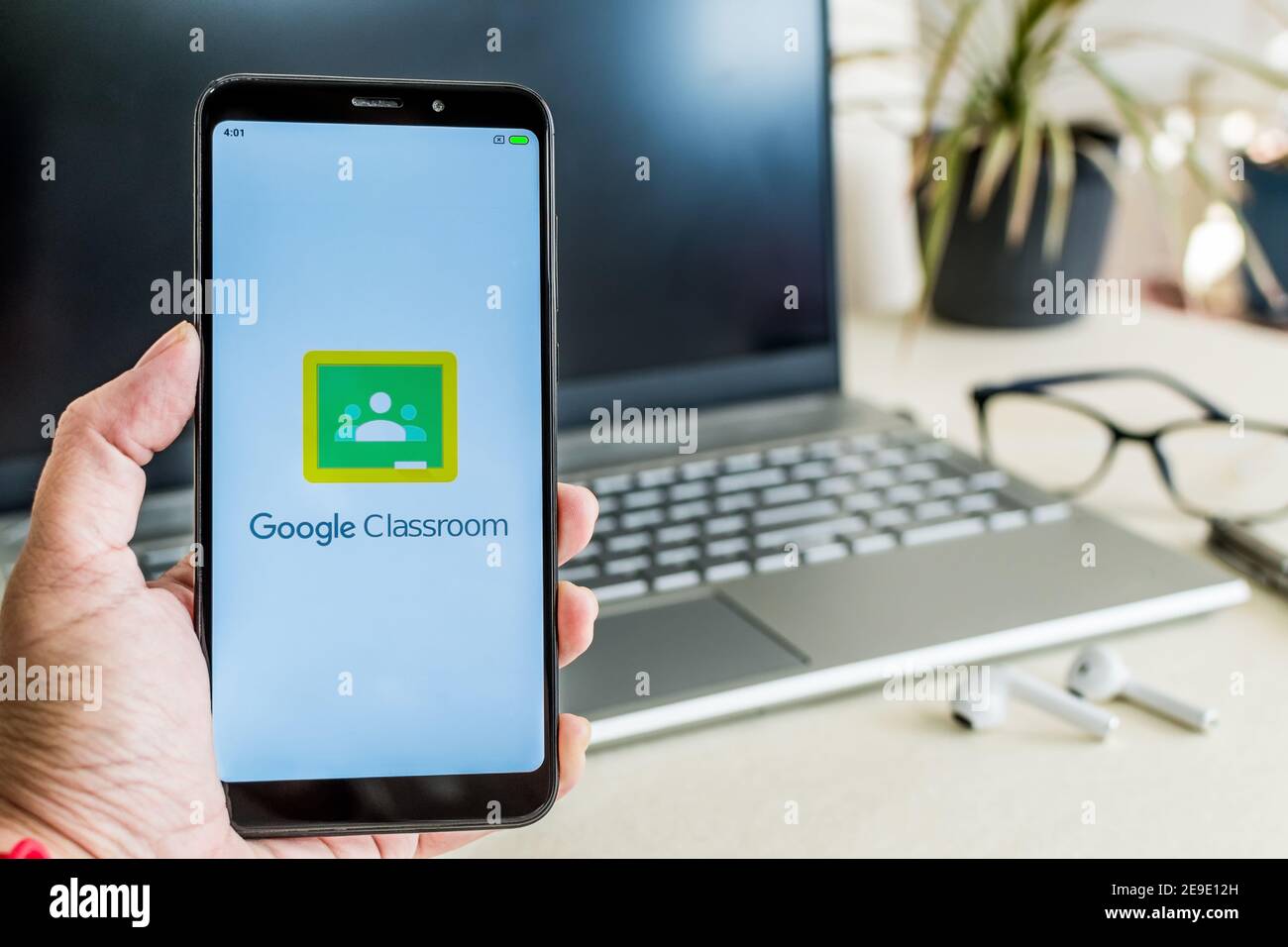 Google classroom screen hi-res stock photography and images - Alamy