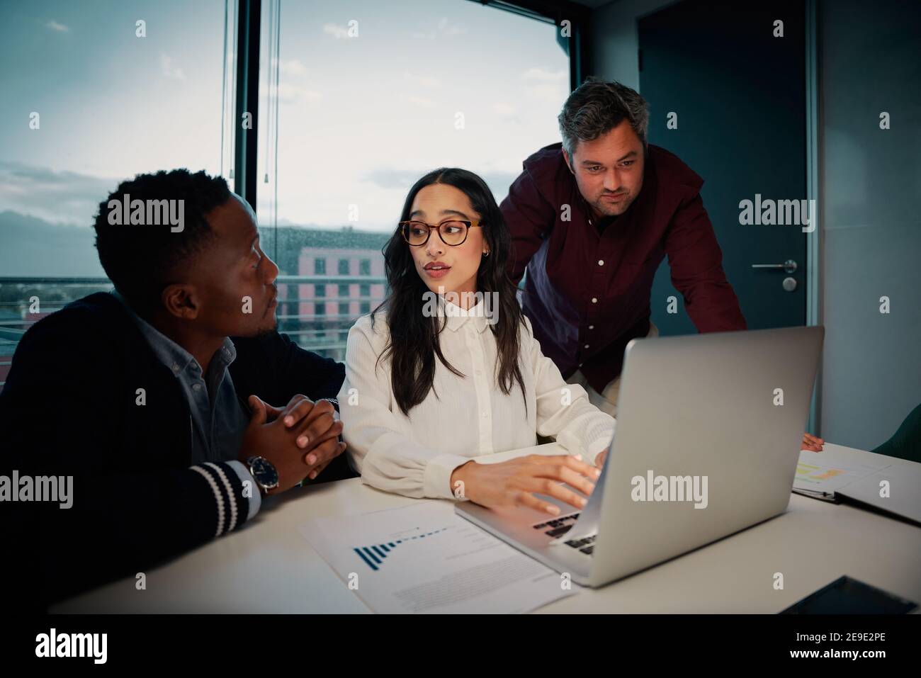 Multiethnic multi ethnic group discussion hi-res stock photography and images - Alamy