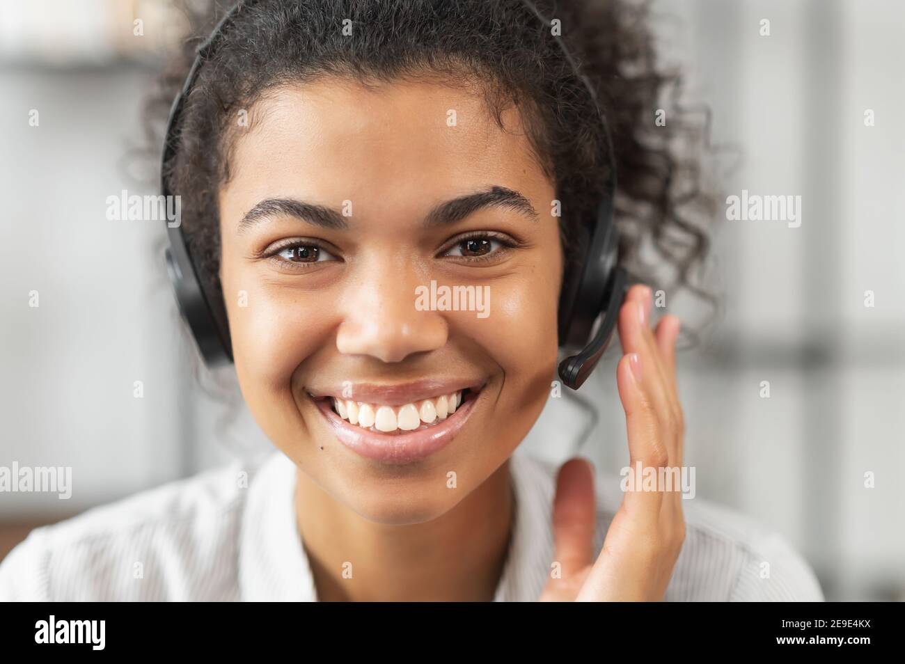 Microphone operator hi-res stock photography and images - Alamy