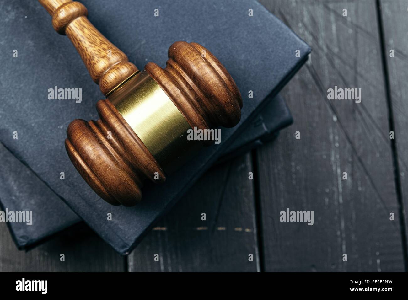 Image of wooden judge hammer on notepad Stock Photo - Alamy