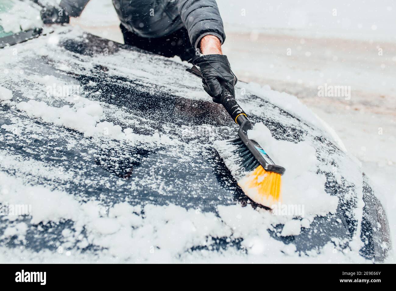 Man clearing snow from car hi-res stock photography and images - Alamy