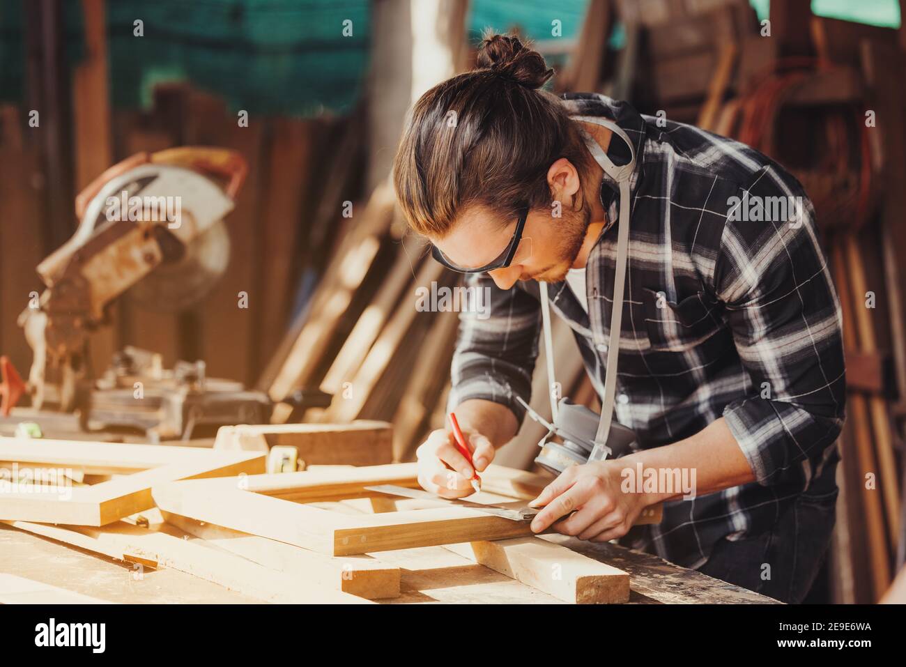 Pencil milling hi-res stock photography and images - Alamy