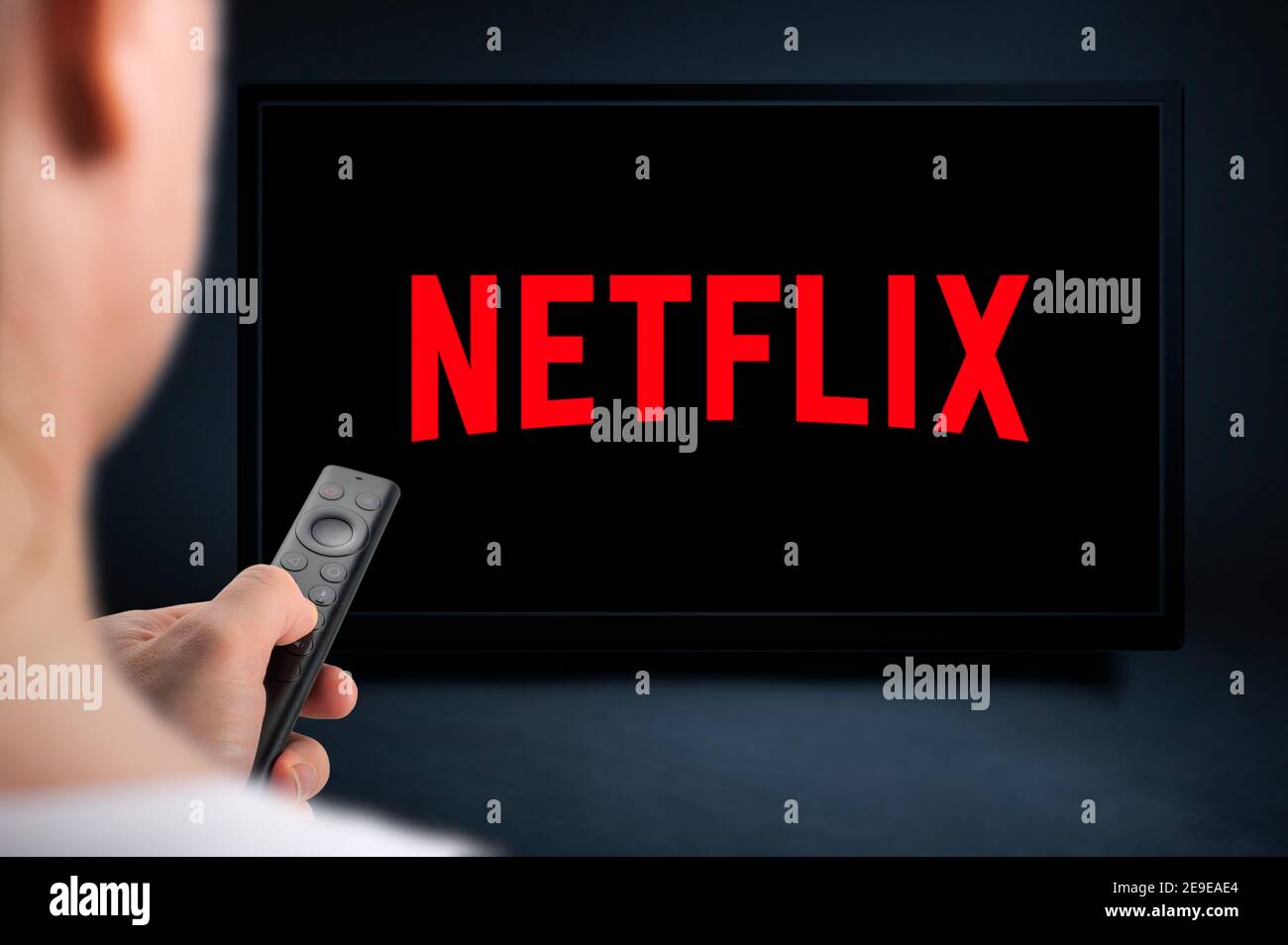Tv screen with netflix logo hi-res stock photography and images - Alamy
