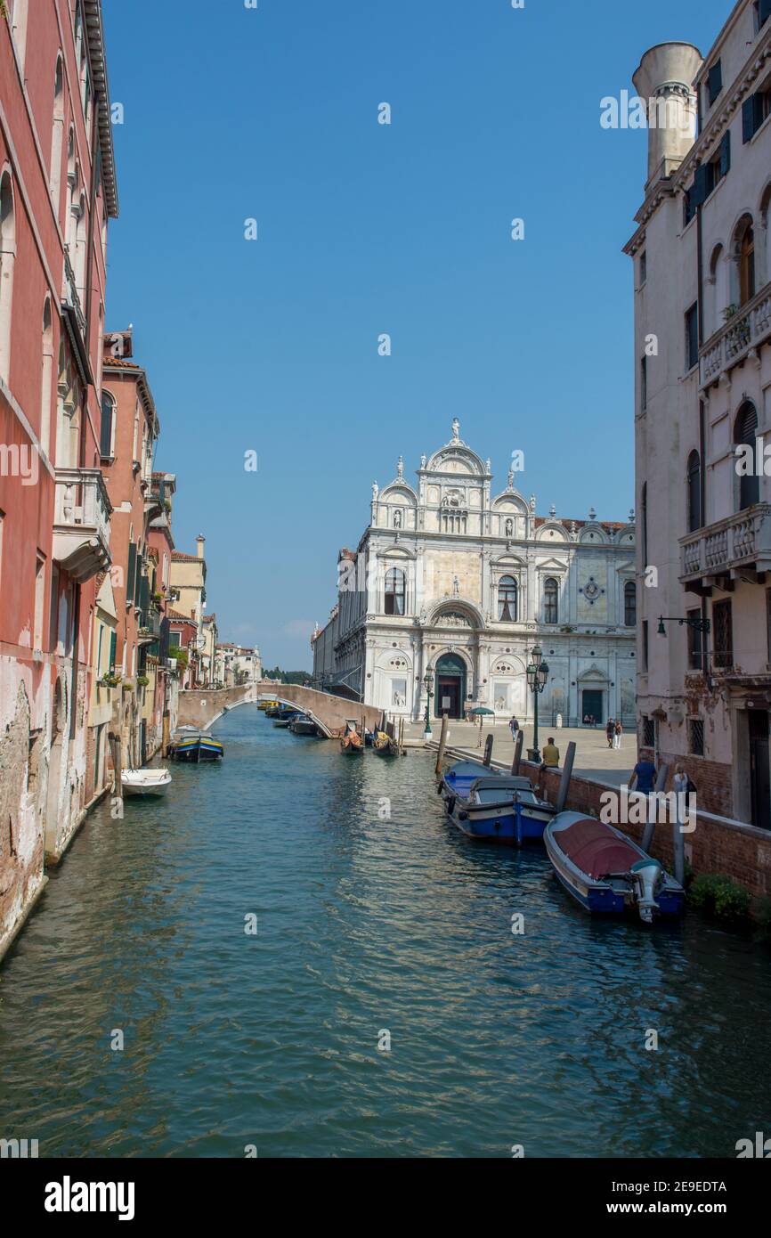 discovery of the city of Venice and its small canals and romantic ...