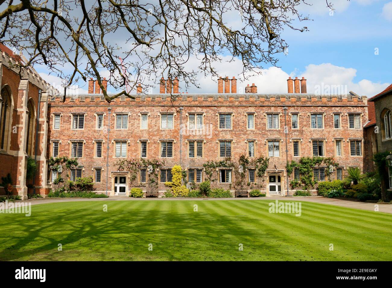 English traditional college inner courtyard with clean cut grass Stock ...