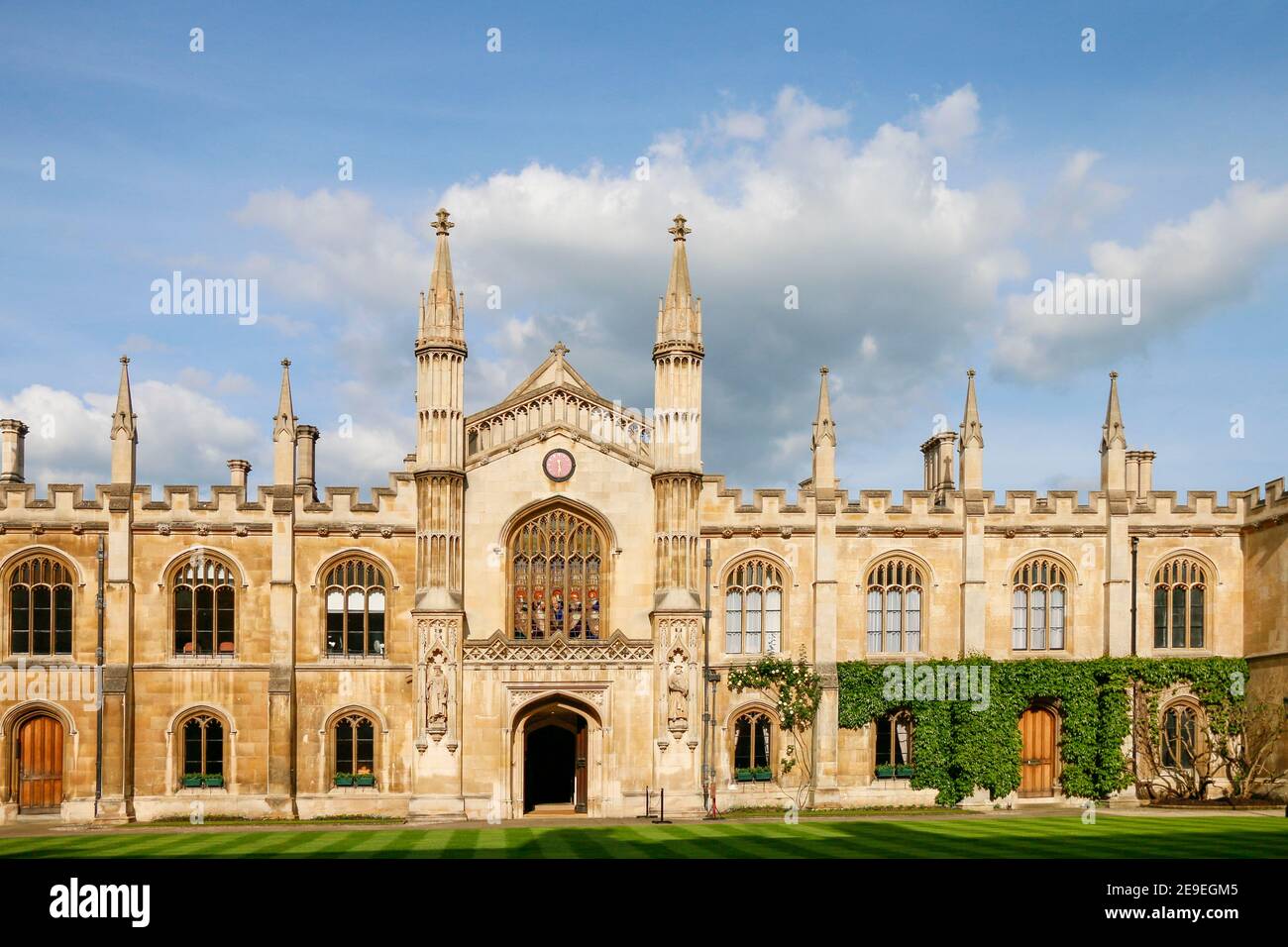 English traditional college inner courtyard with clean cut grass Stock ...