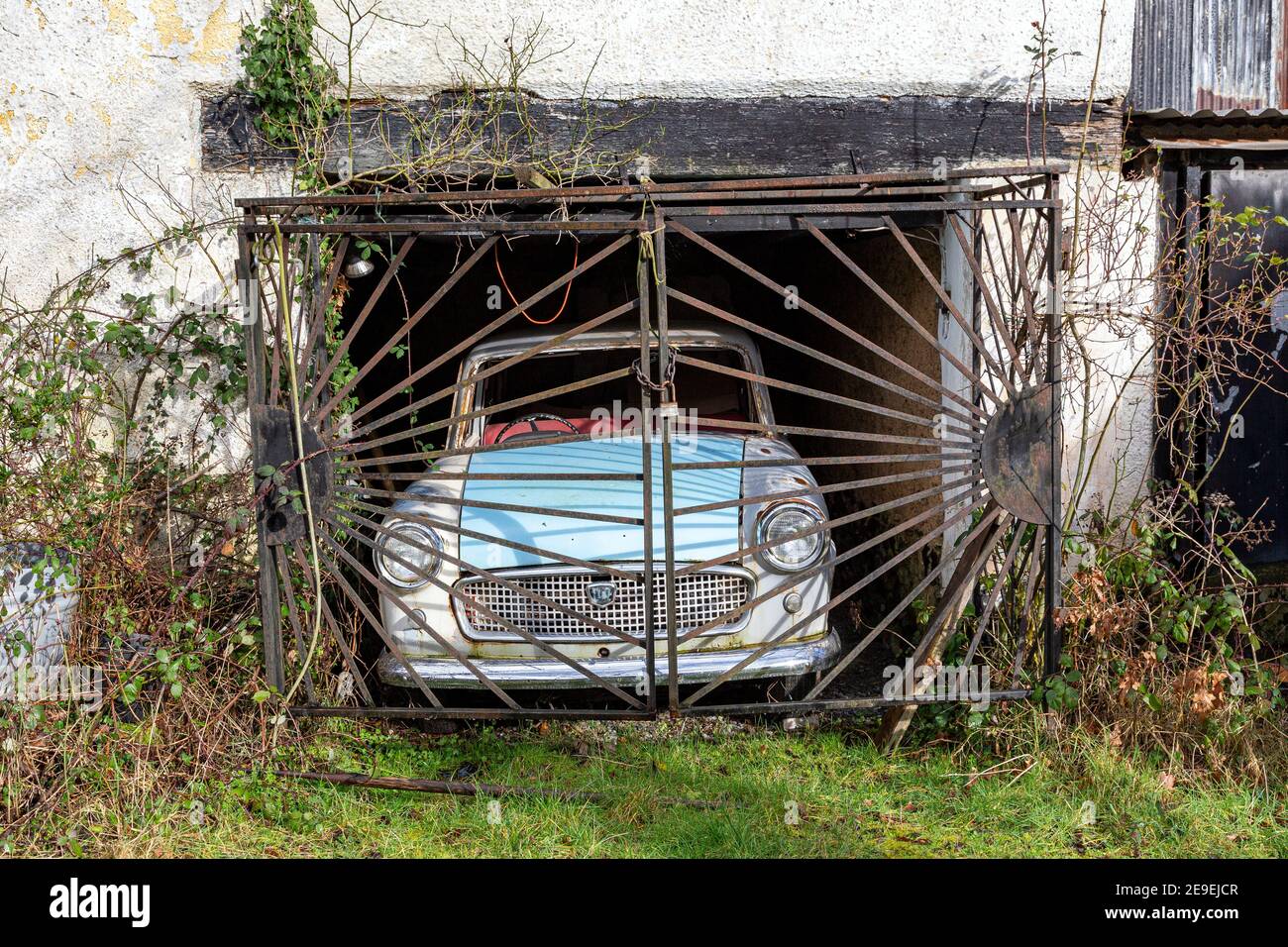 car barn find,Vintage Car, Rusty, Sports Car, Collector's Car, Old ...