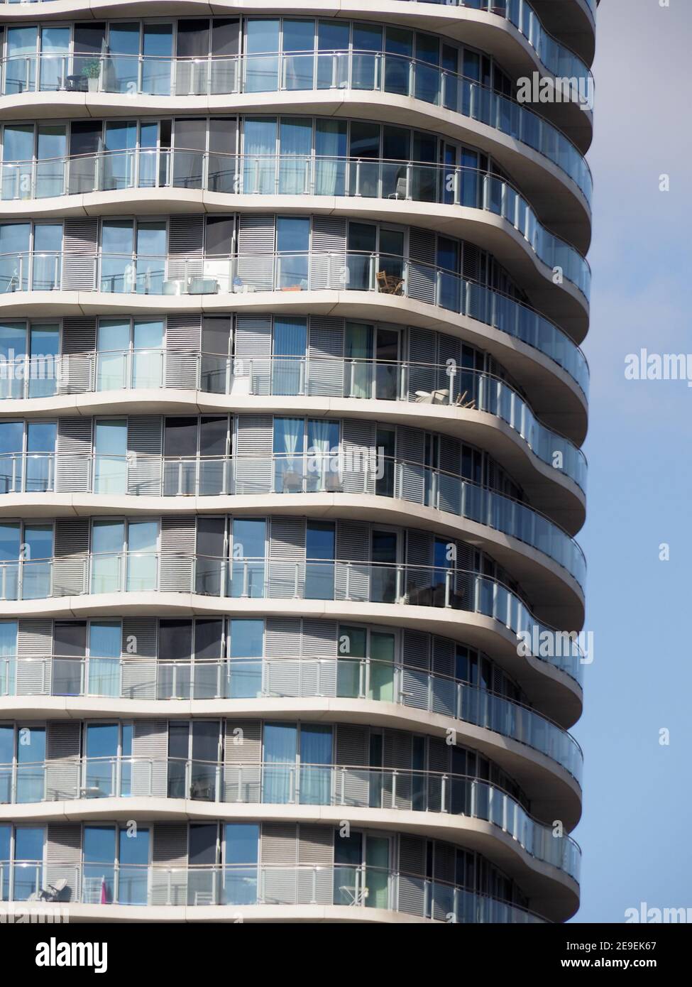 Curved high rise hi-res stock photography and images - Alamy