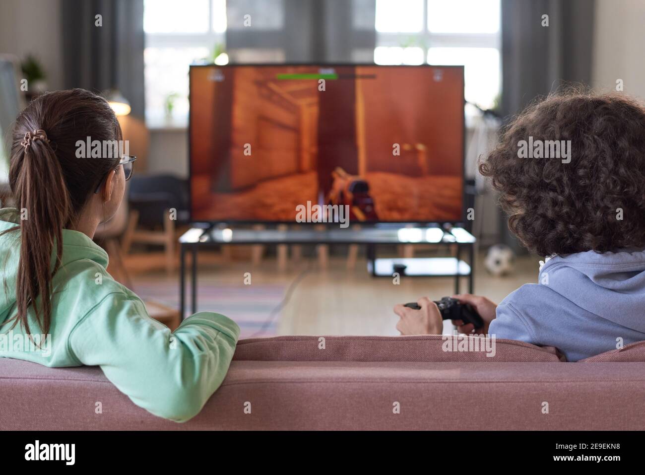 Teenagers girls rear view hi-res stock photography and images - Alamy