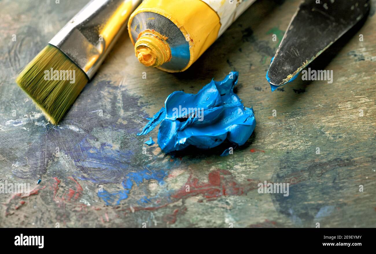 close up of oil color on the artist's color palette Stock Photo - Alamy