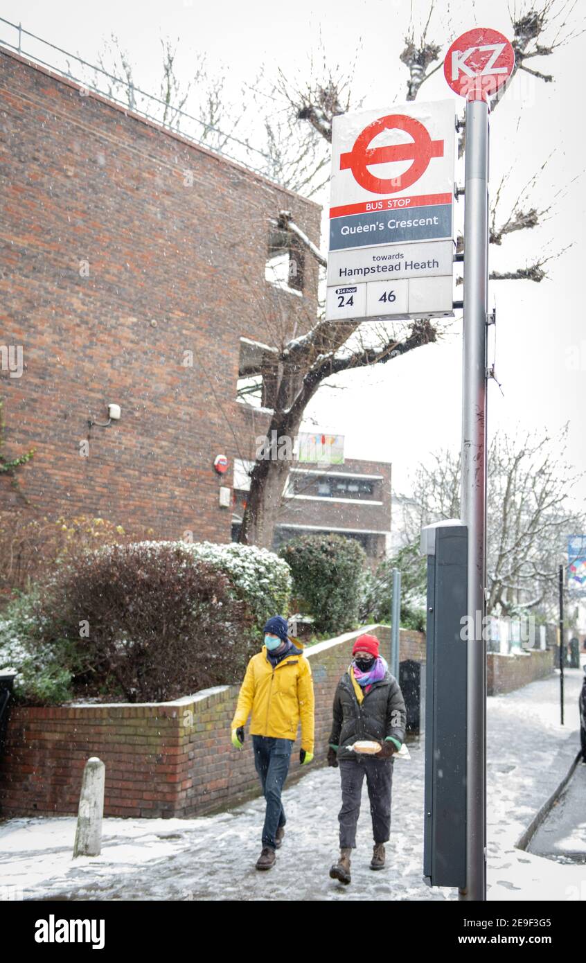 Bus stop roundel hi-res stock photography and images - Alamy