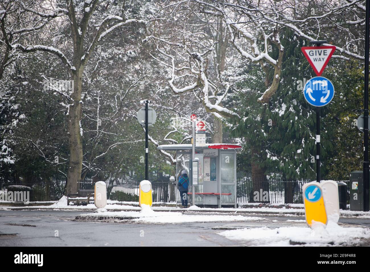 London buses in the snow hi-res stock photography and images - Alamy