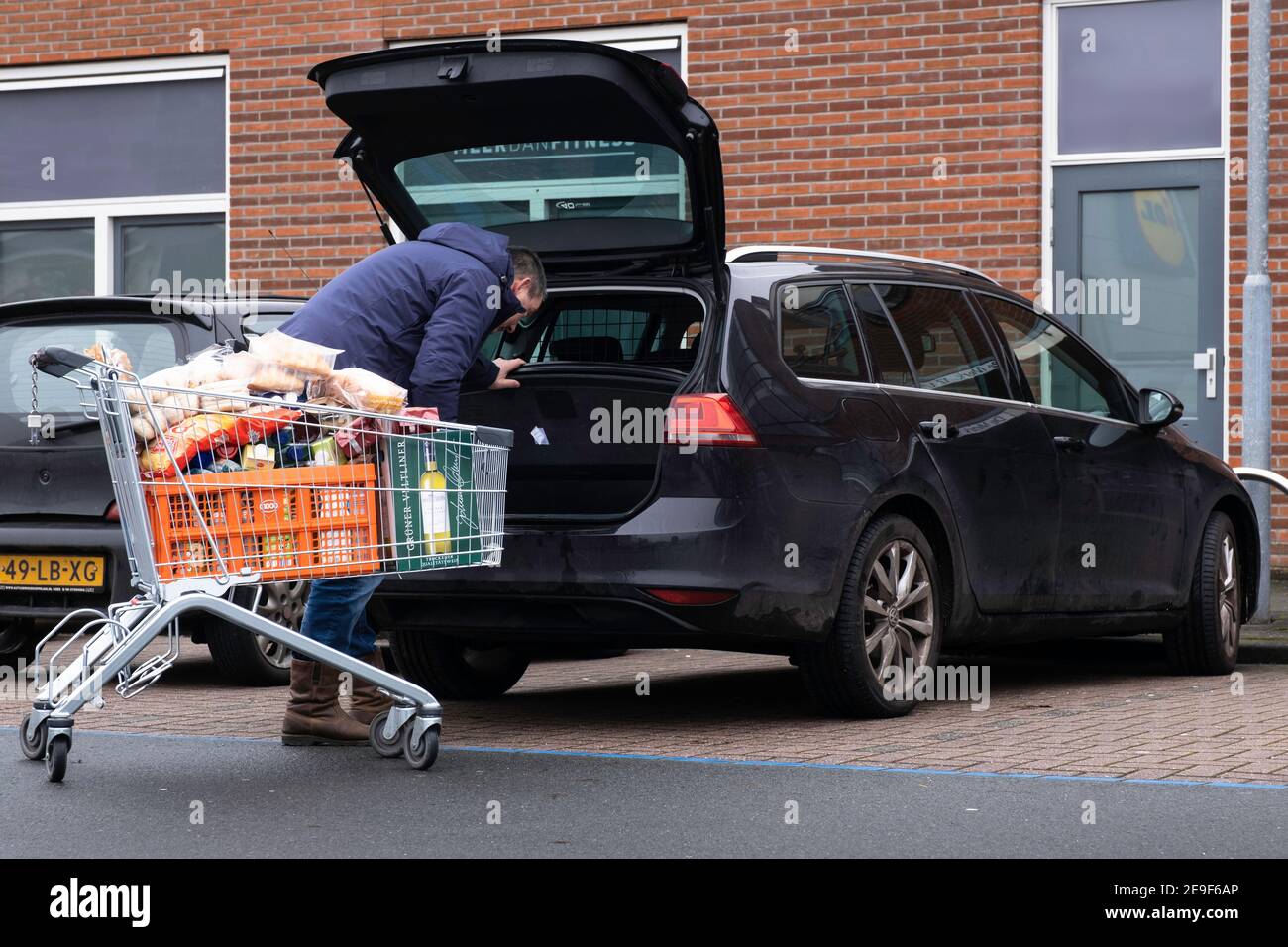 Person with loads of shopping bag hi-res stock photography and images ...