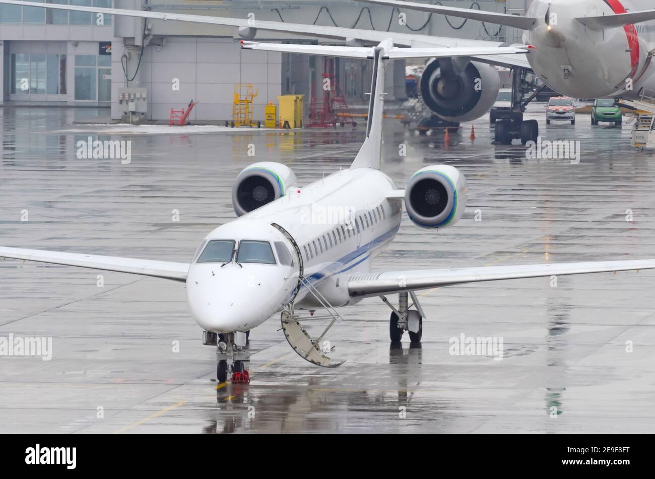 Cockpit entrance aircraft passengers hi-res stock photography and ...