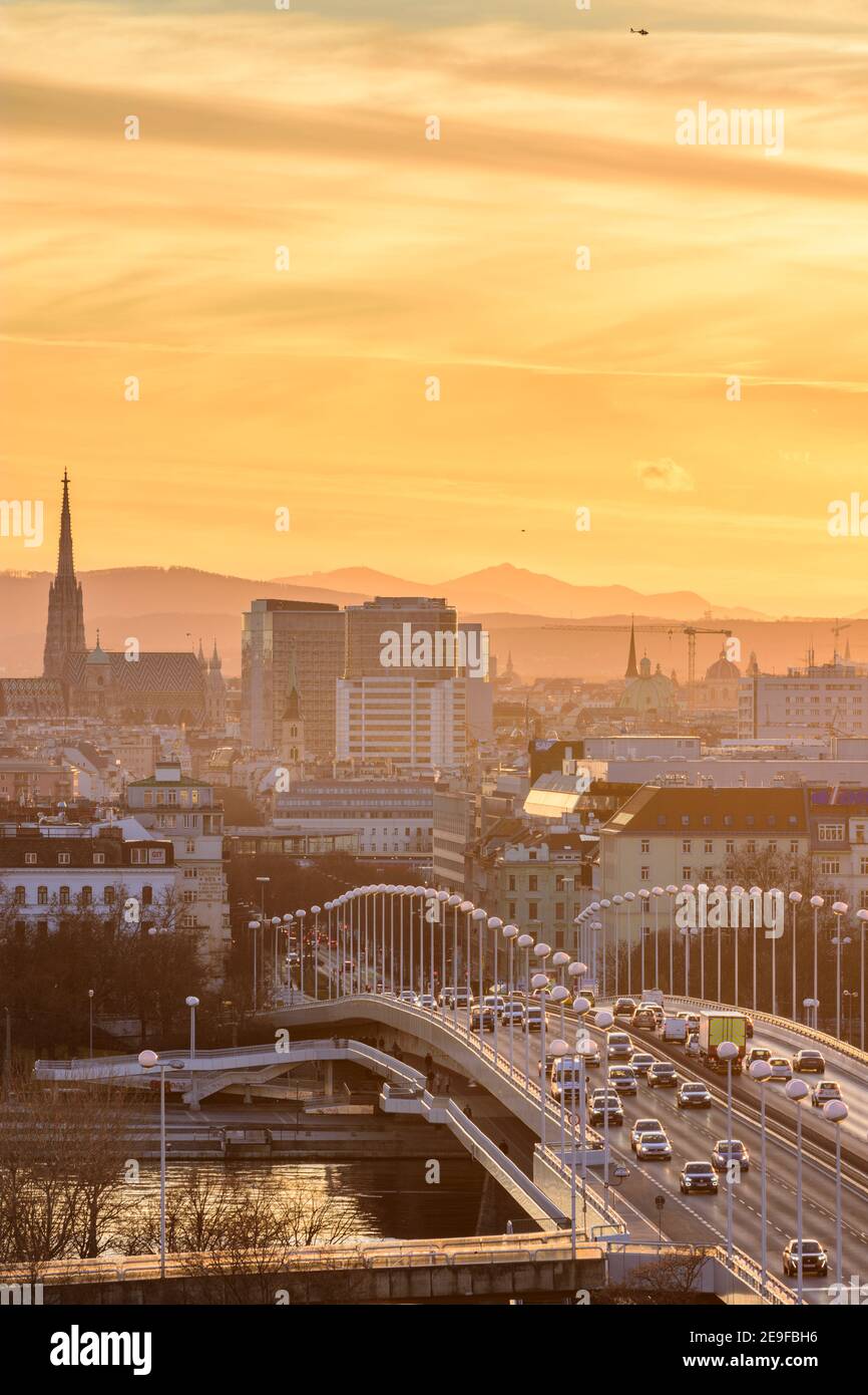 Wien, Vienna: Vienna city center, river Donau (Danube), bridge ...