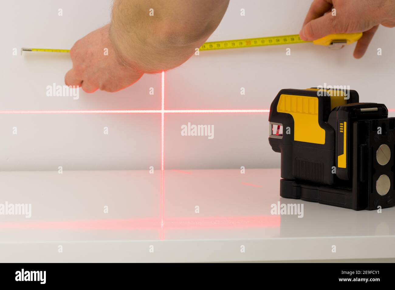 Electronic laser for checking angles and straight lines during ...