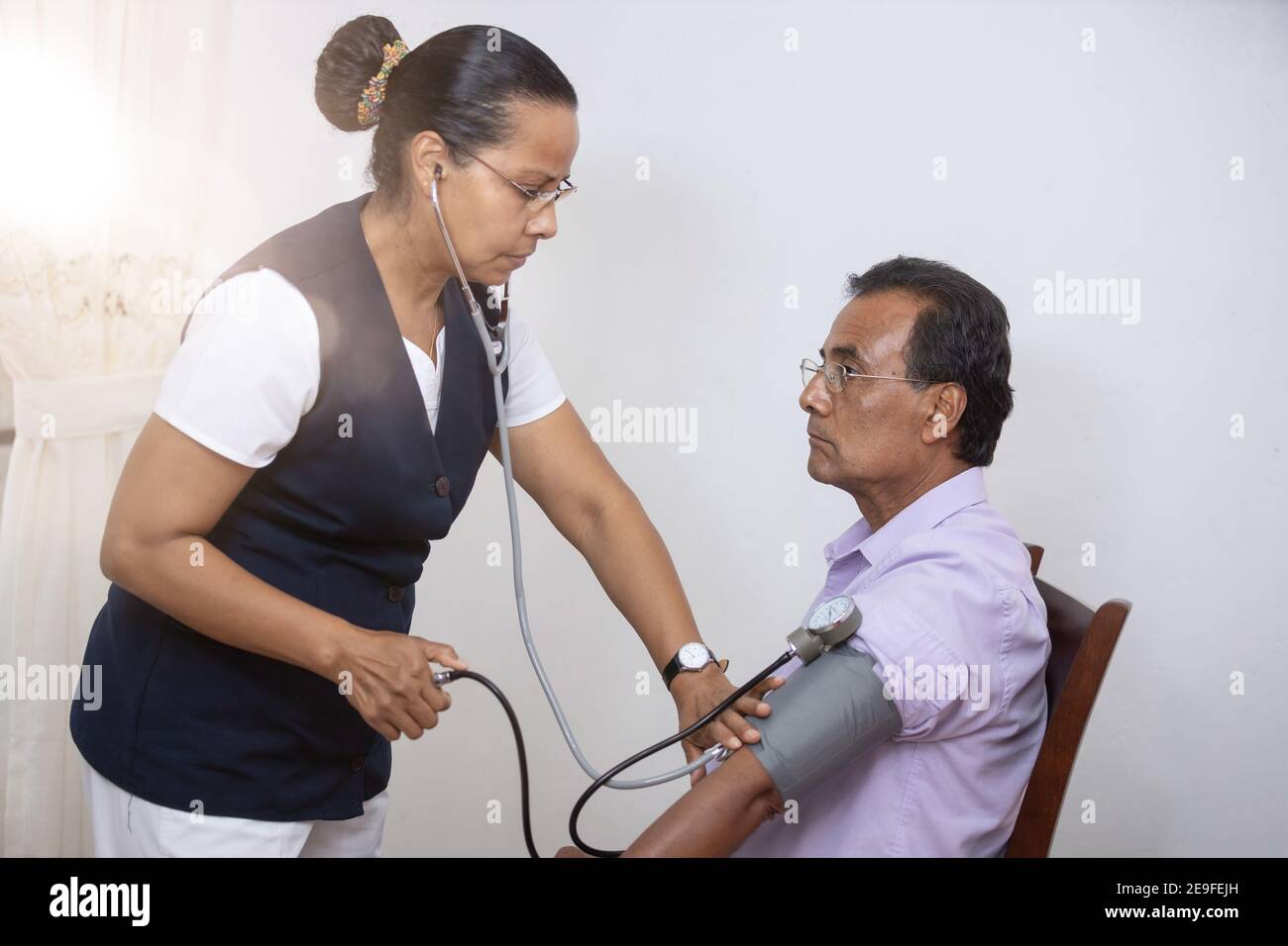 Mexican nurse measuring the pulse of the patient Stock Photo - Alamy