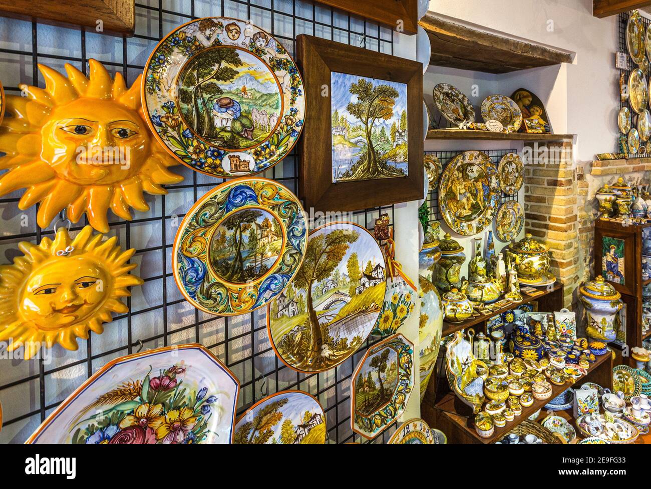 Hand building pottery hi-res stock photography and images - Alamy