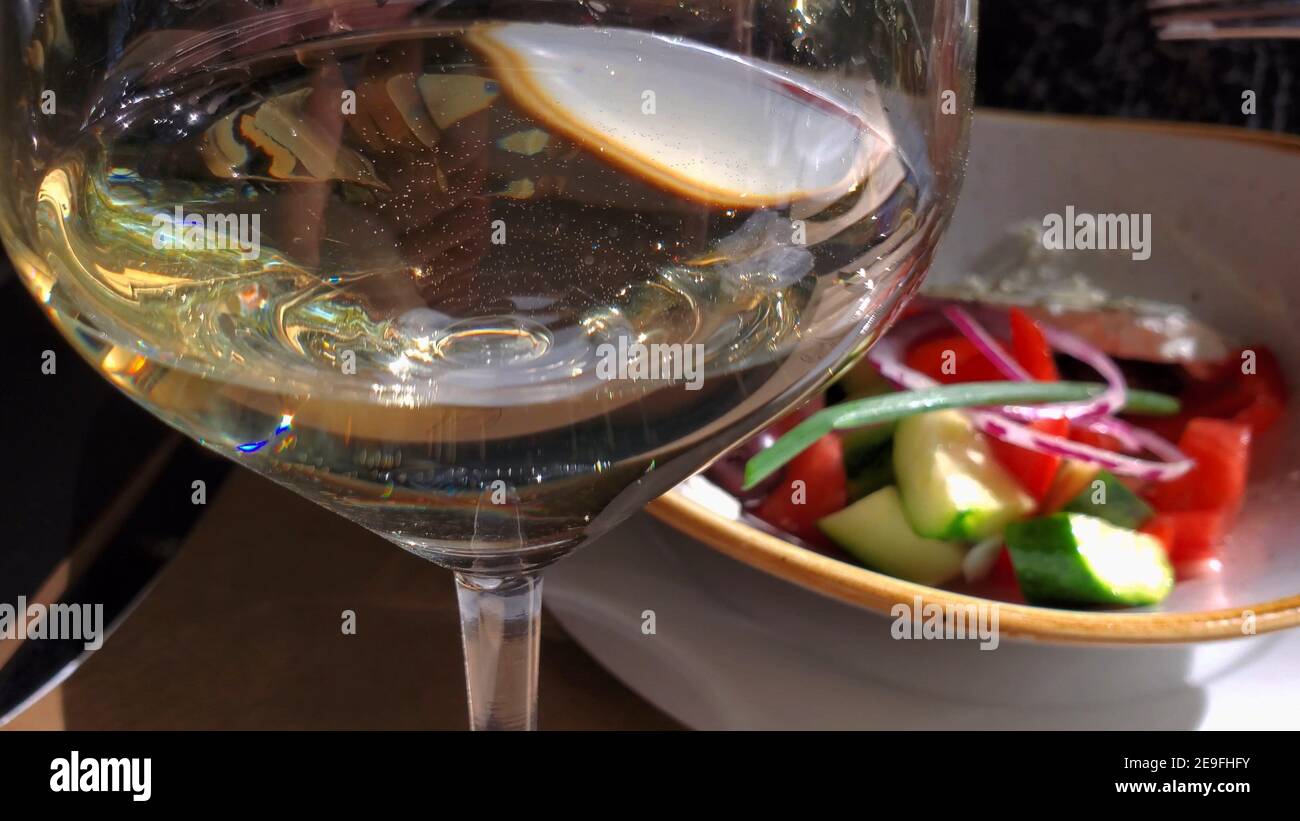 Defocused shiny white wine in glassware with blurred background ...