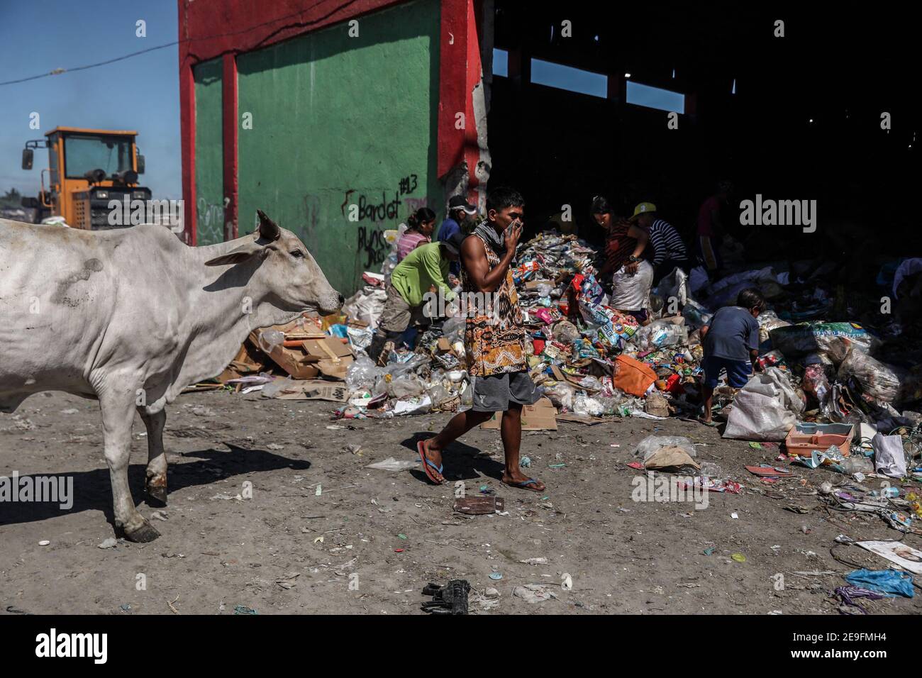 Philippines manila city garbage people hi-res stock photography and ...