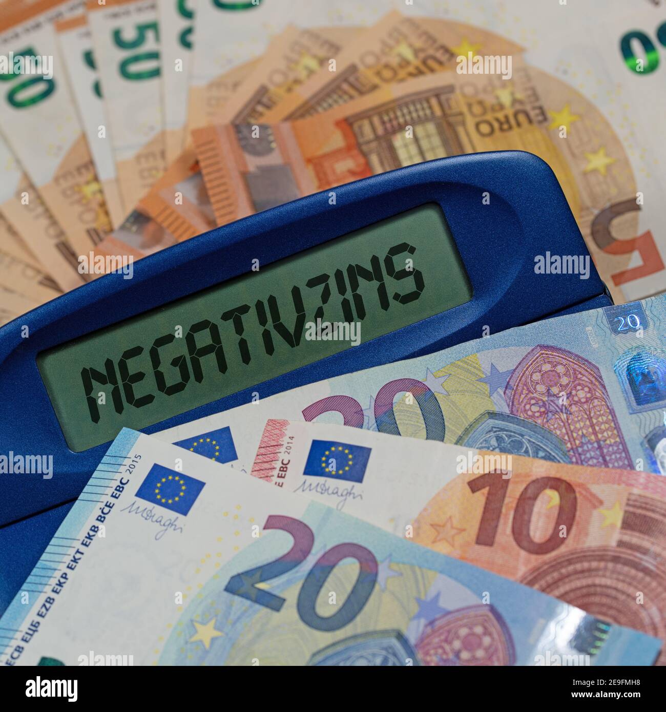Calculator with the text "Negativzins",translation "Negative interest ...