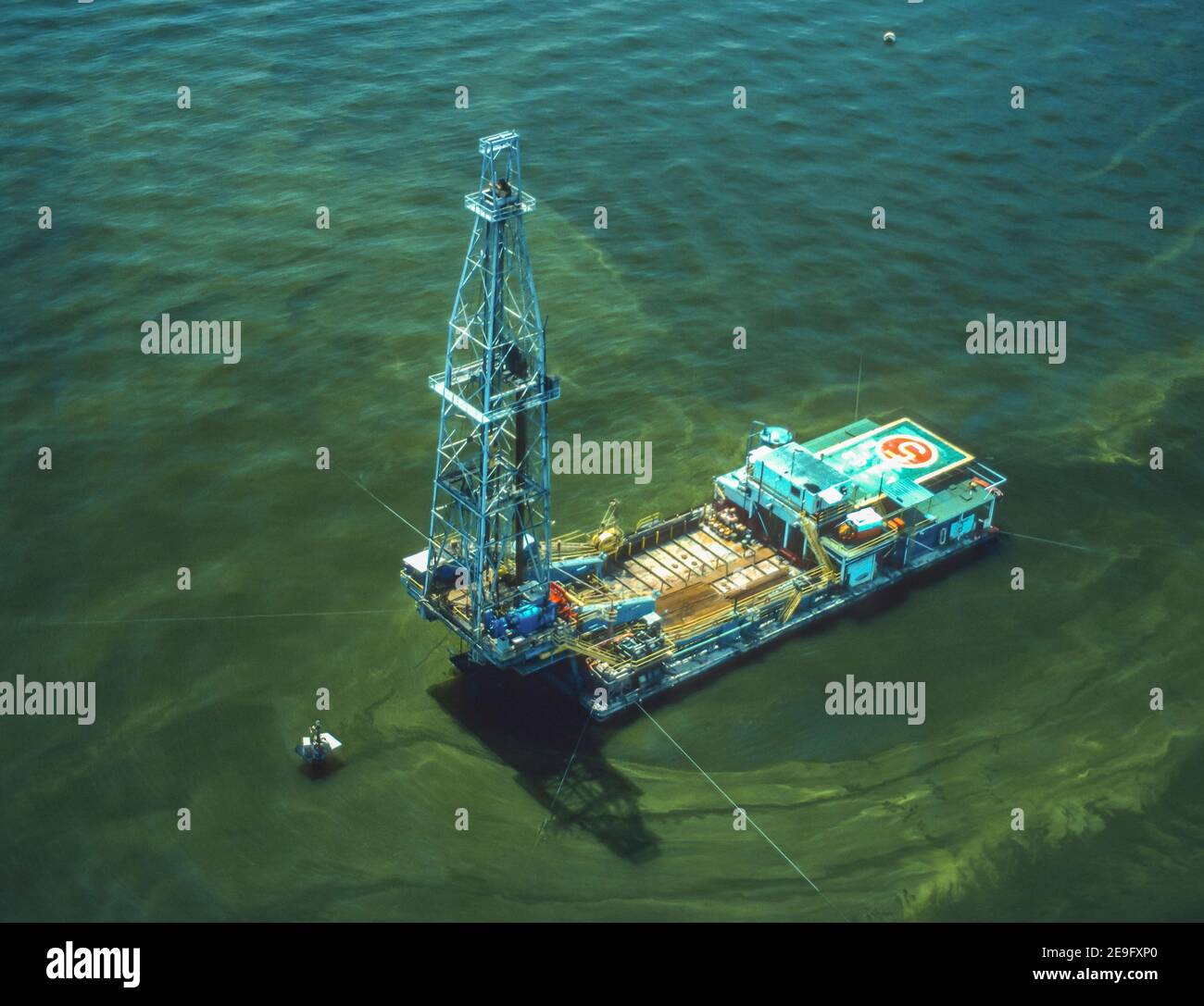 Lake maracaibo venezuela oil rigs hi-res stock photography and images ...