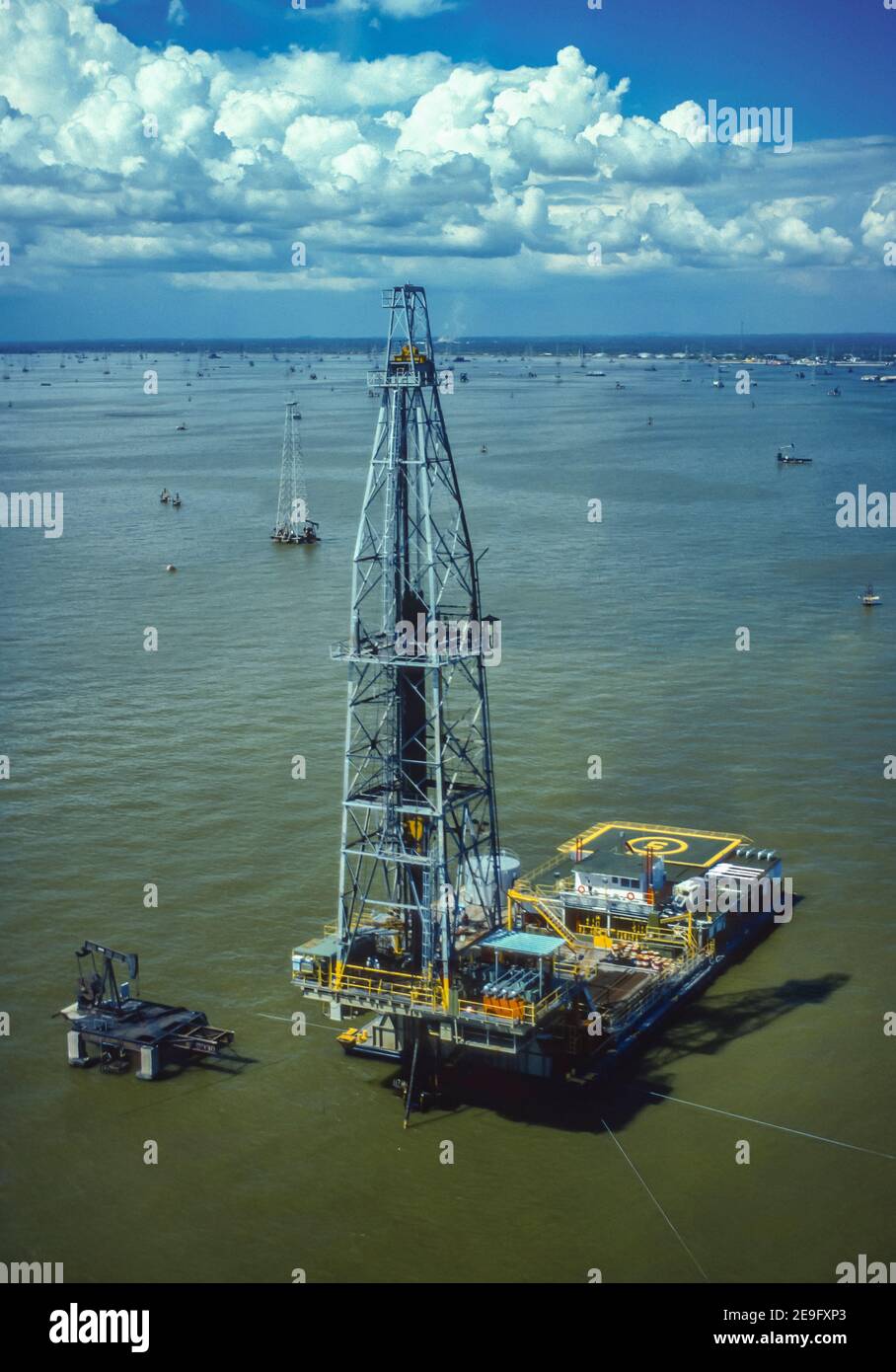 Oil barge hi-res stock photography and images - Alamy