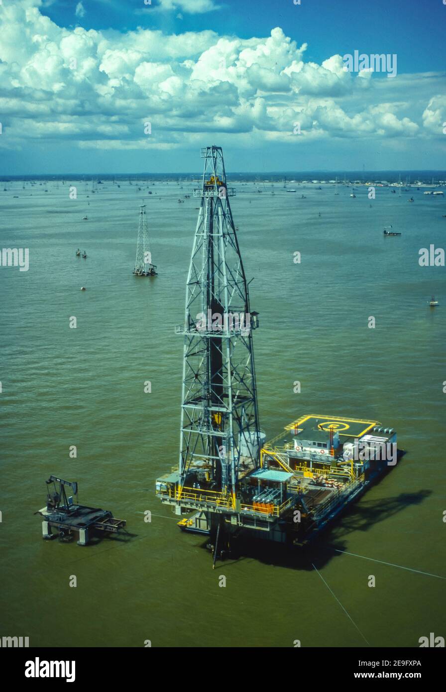 Lake maracaibo venezuela oil rig hi-res stock photography and images ...