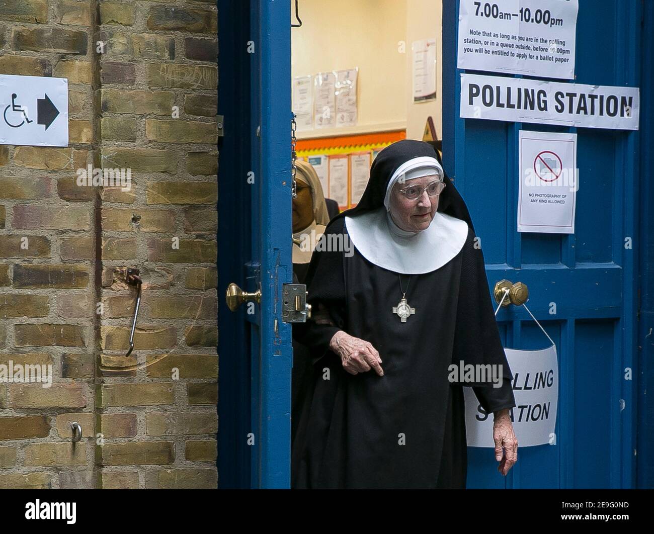 Benedictine nuns from the Tyburn convent, Hyde Park, London, leave a ...