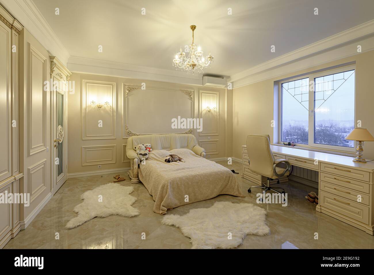Interior design, luxury big modern bedroom Stock Photo - Alamy
