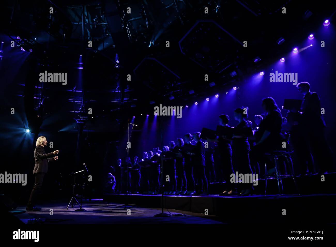 Eric Whitacre performing live on stage with The Eric Whitacre Singers ...