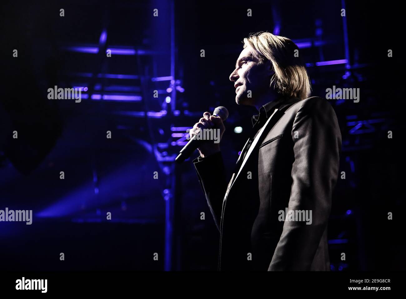 Eric Whitacre performing live on stage with The Eric Whitacre Singers ...