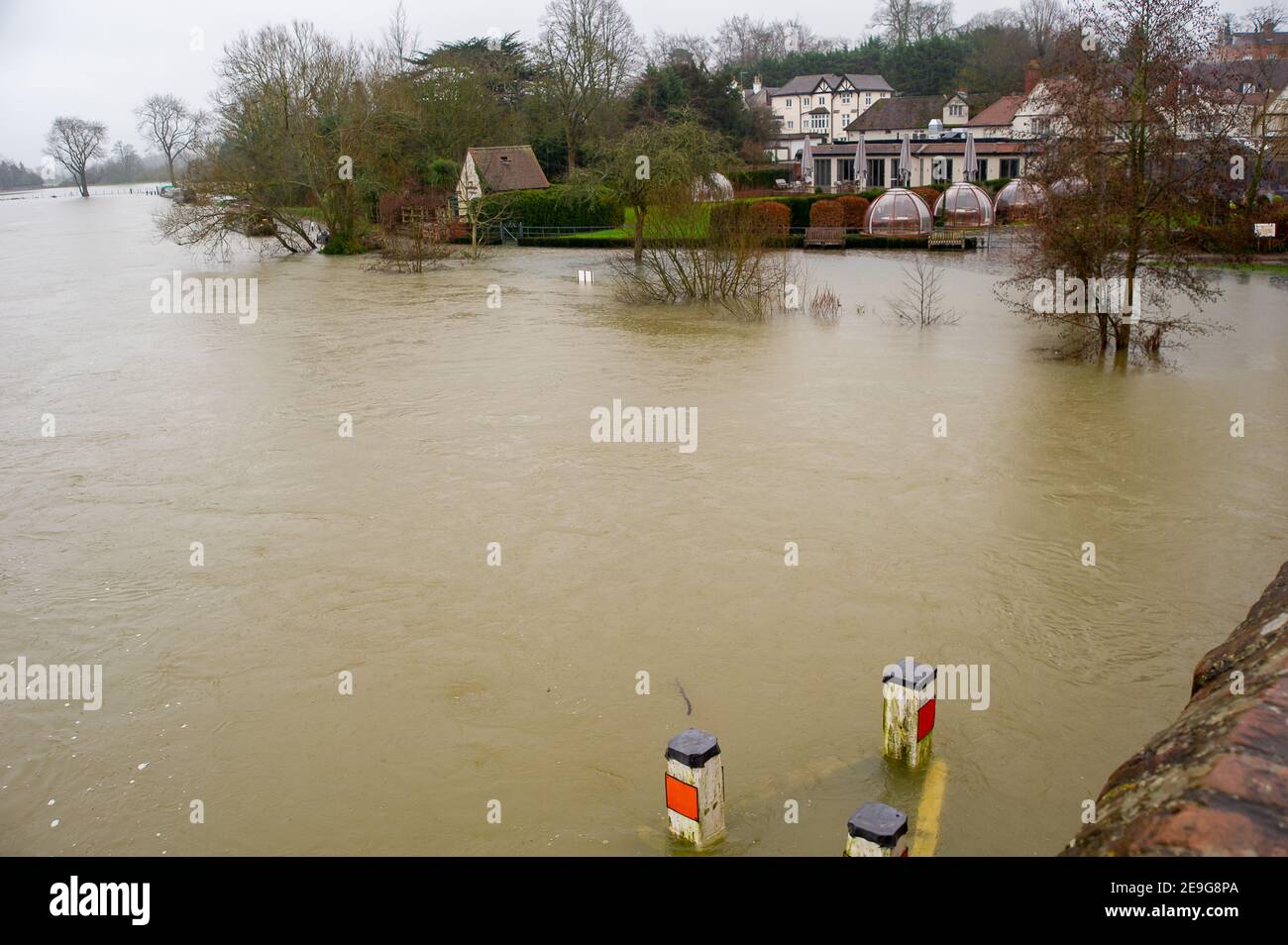 Sonning, Berkshire, UK. 4th February, 2021. Views from Sonning Bridge ...