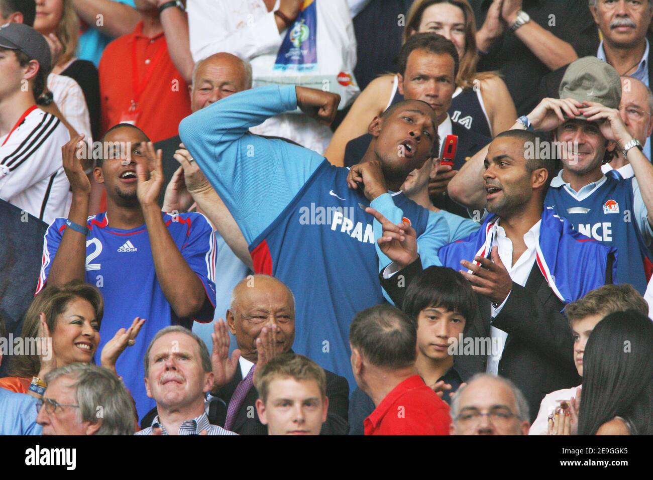 French NBA players Boris Diaw (c) and Tony Parker are seen in the ...