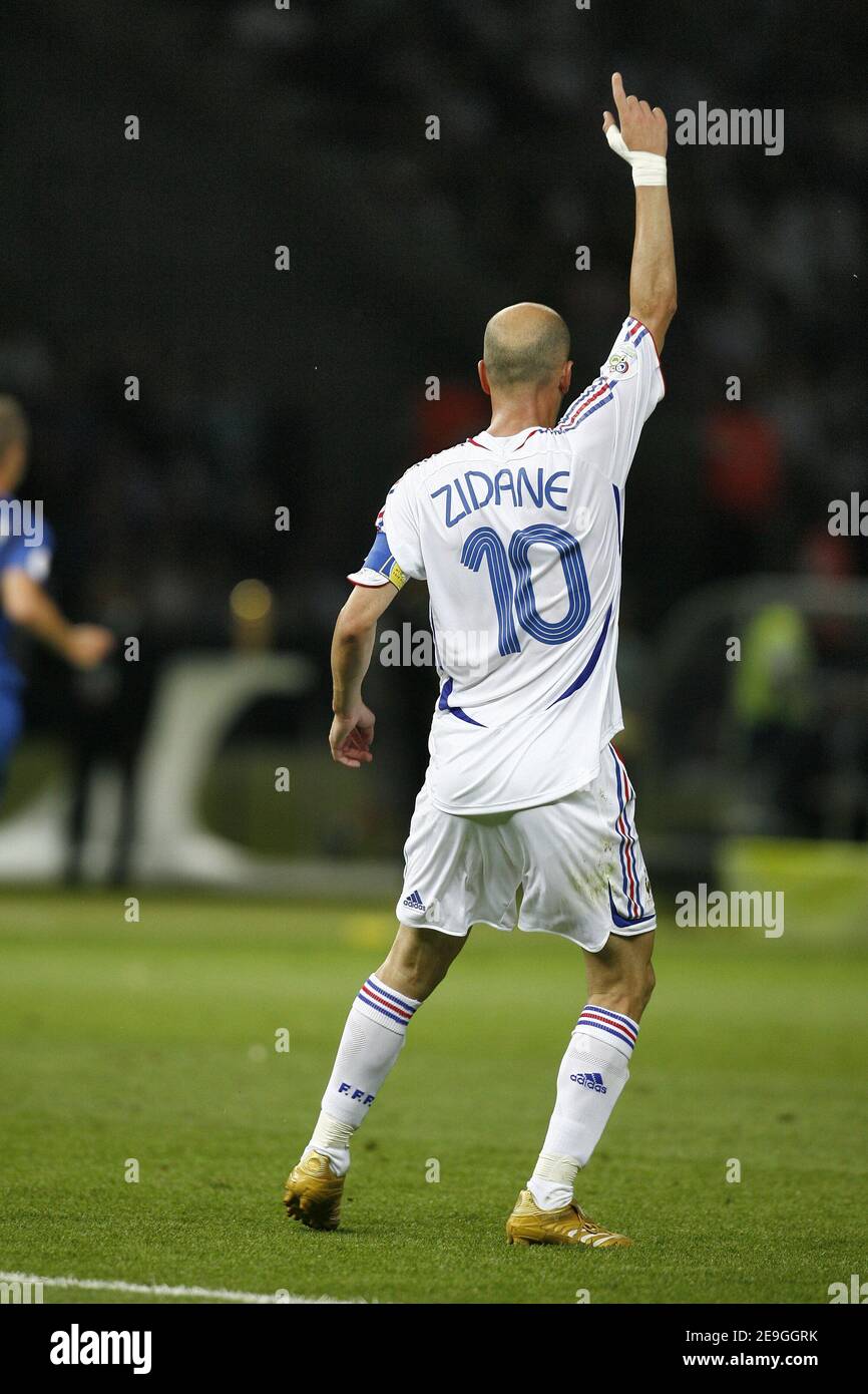 Zinedine zidane 2006 world cup final hi-res stock photography and ...