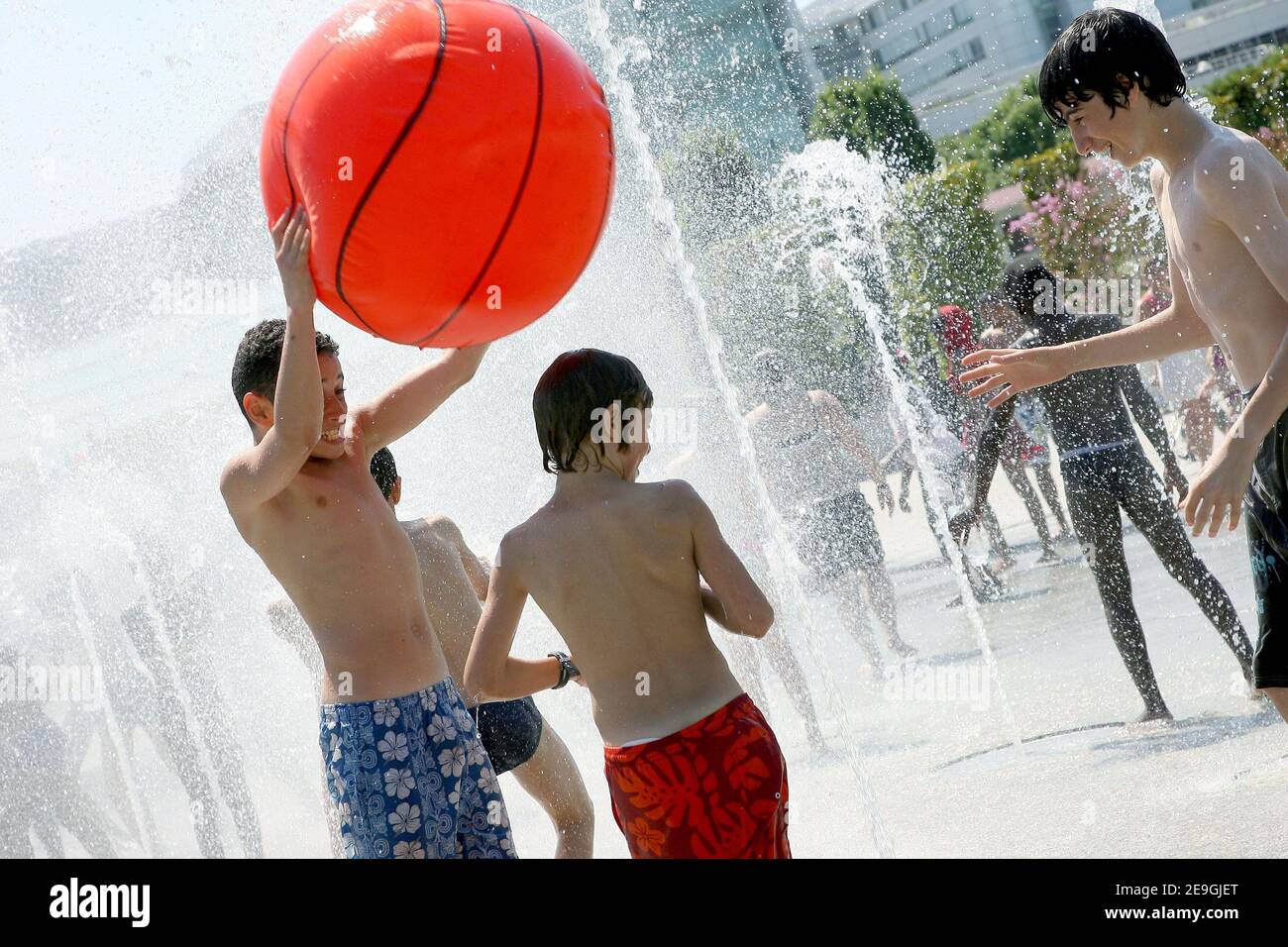 Public swimming pools france hi-res stock photography and images - Alamy