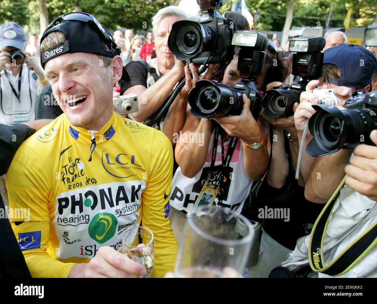 Floyd Landis of the USA and Phonak (yellow jersey race winner ...