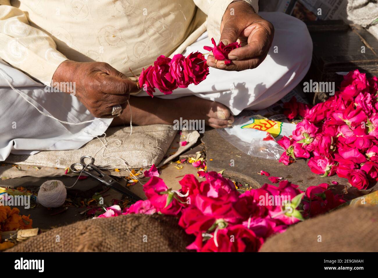 India Jaipur Flower Vendor Making Garlands From Flowers Stock Photo - Alamy