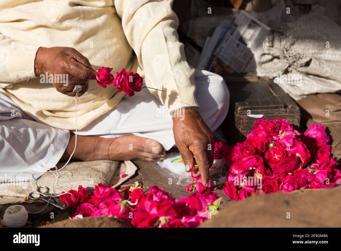 India Jaipur Flower Vendor Making Garlands From Flowers Stock Photo - Alamy