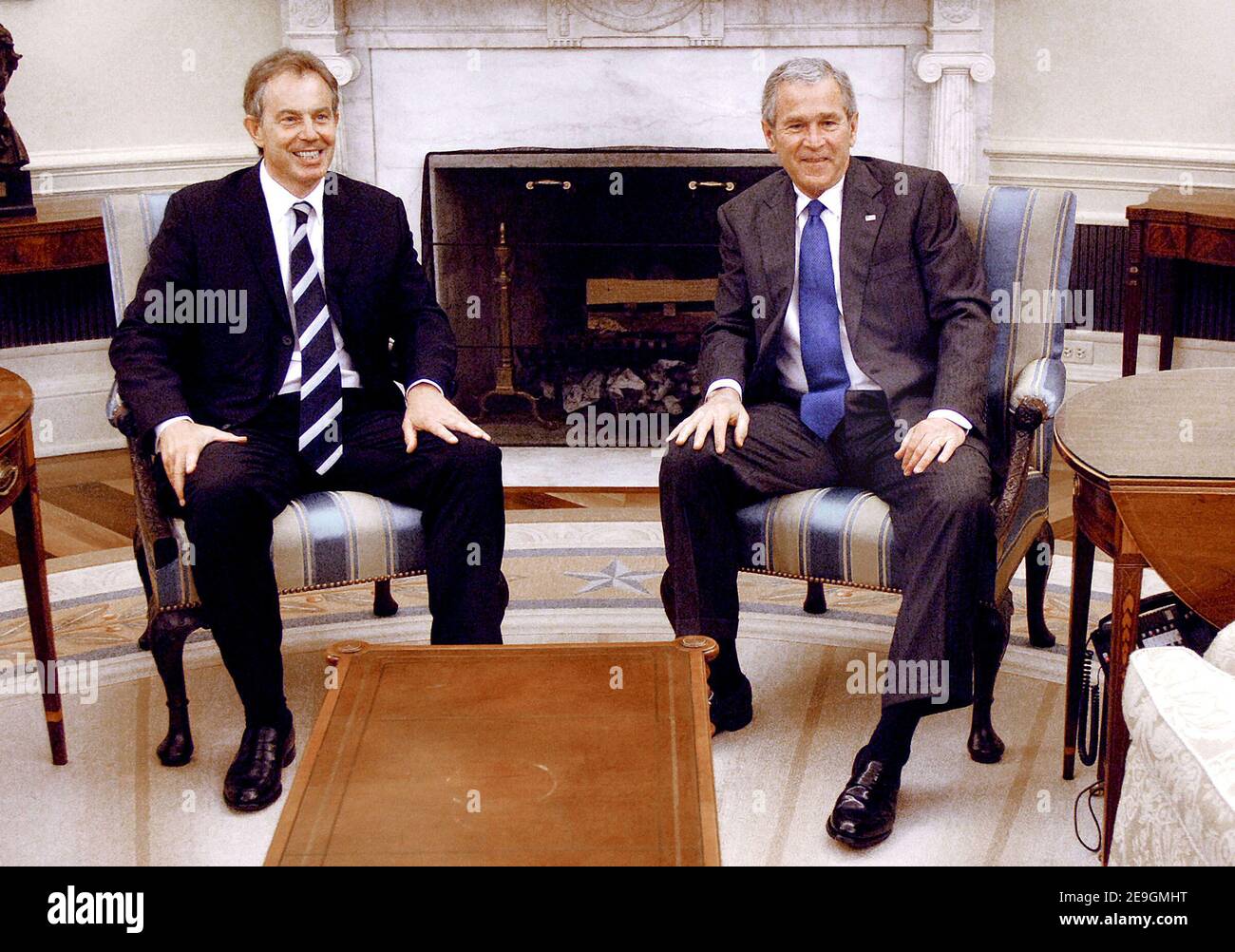 George bush meets tony blair hi-res stock photography and images - Alamy