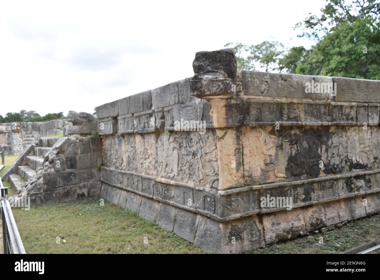 Tzompantli, platform of the skulls from Chichen Itza Stock Photo - Alamy