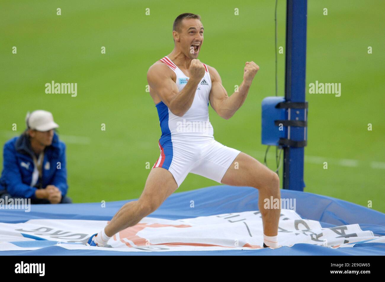 Czech Republic Roman Sebrle competes on pole vault of decathlon during ...