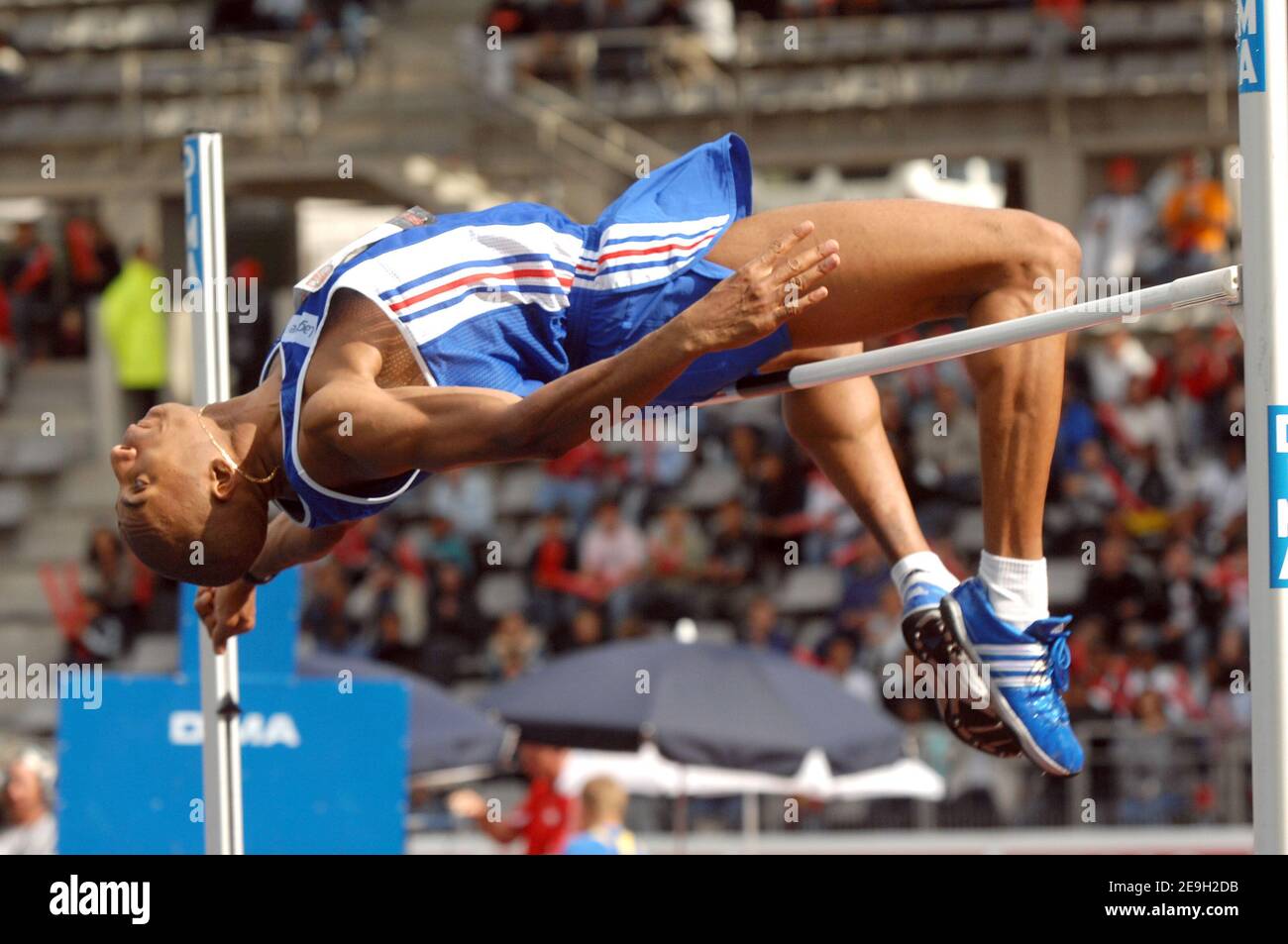 High jump mens hi-res stock photography and images - Alamy