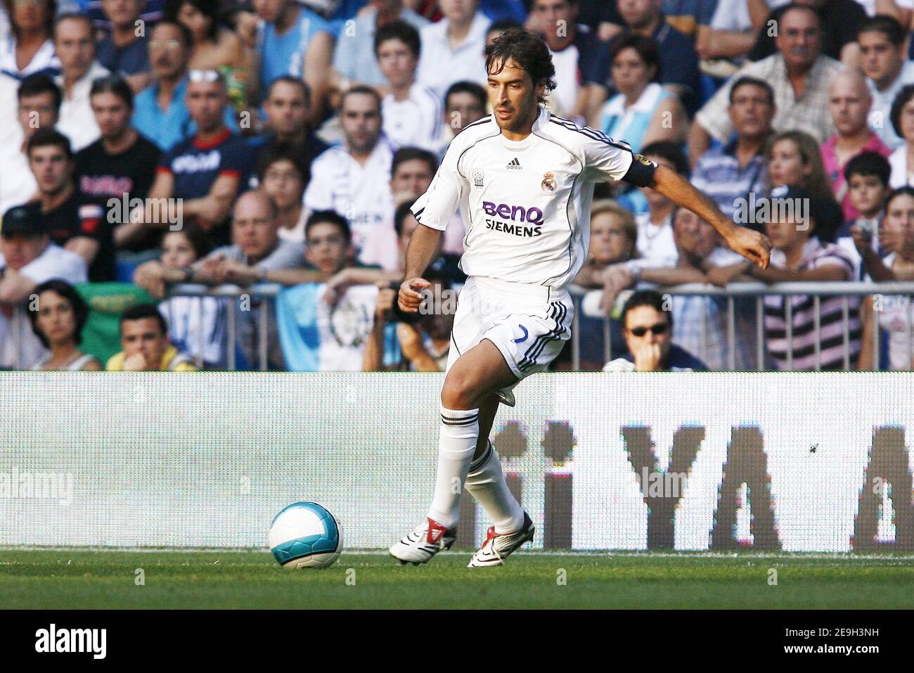 Football raul gonzalez blanco hi-res stock photography and images - Alamy