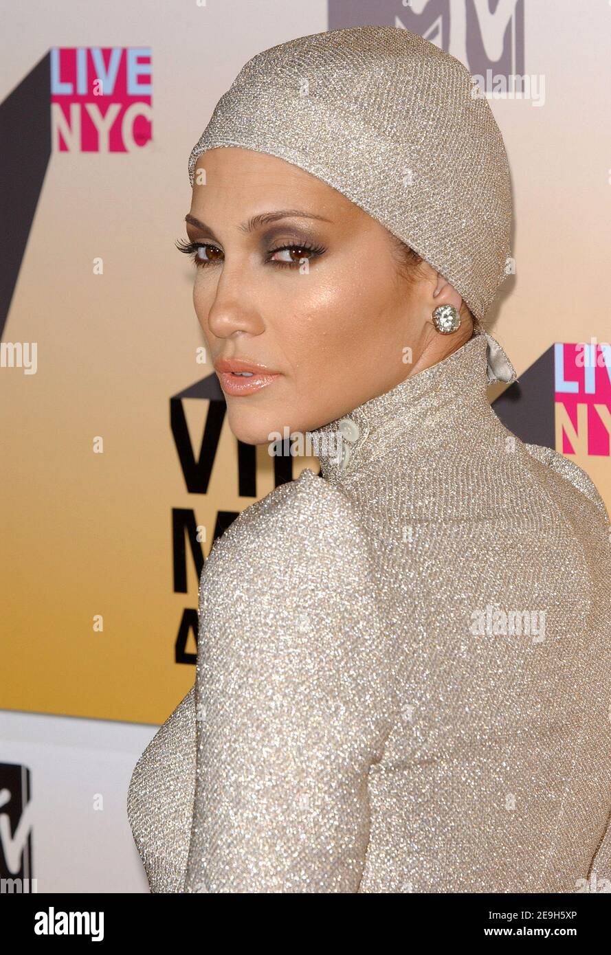 Jennifer Lopez arrives at the 2006 MTV Video Music Awards held at the ...